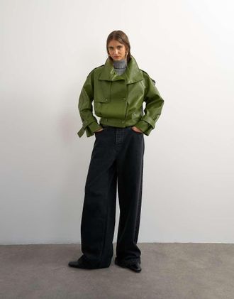 Topshop kurzer Trenchcoat in Lederoptik in Olivgr&uuml;n