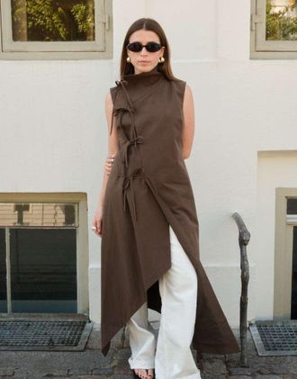 NA-KD x Charlotte Olivia Midikleid mit &uuml;berlappendem Bindedetail in Braun