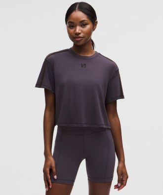 lululemon Crop-Kurzarmshirt aus Jersey Beflockt f&uuml;r Frauen - Gr&ouml;&szlig;e 8 in Atmospheric Purple/Nightmoth