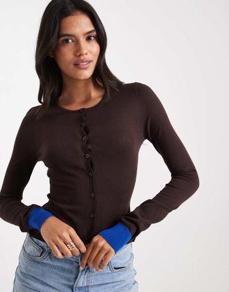 WeWoreWhat Gilet ajust&eacute; en maille fine avec poignets bleus - Caf&eacute;-Brown