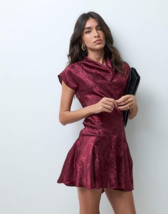 New Look Skater-Minikleid aus Jacquard-Satin in Burgunderrot