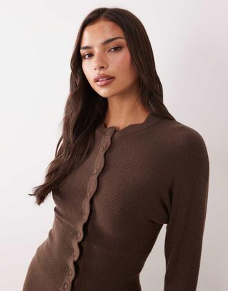 Aria Cove Feinstrick-Cardigan mit Bogenkantenausschnitt und Knopfleiste als Co-ord in Schokobraun