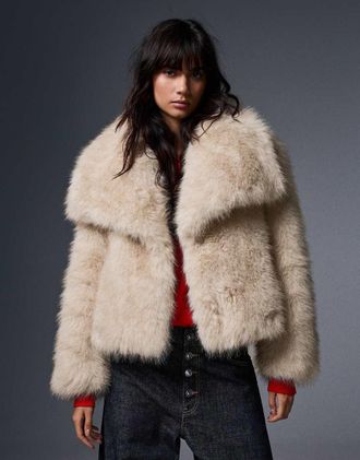 Bershka veste en fausse fourrure &agrave; revers &eacute;cru-Blanc