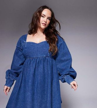 Asos Curve - Lang&auml;rmliges, kurzes Babydoll-Jeanskleid in Blau mit Schleife am R&uuml;cken