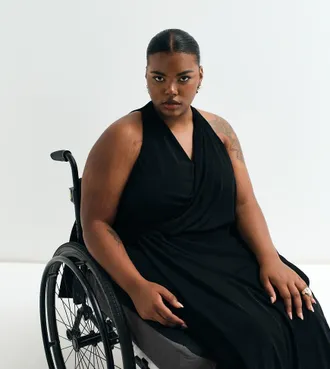 Asos Curve ASOS ADAPTIVE Curve robe portefeuille drap&eacute;e en jersey fluide noir