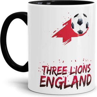 Tassendruck Fussball-Tasse mit Spruch - Three Lions - Innen & Henkel Schwarz Fahne/L&auml;nderfarbe/WM 2018/England/Weltmeisterschaft/Cup/Tor/Qualit&auml;t Made in Germany