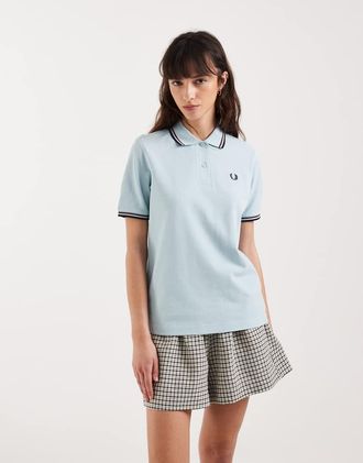 Fred Perry Polohemd in Babyblau mit zwei Zierstreifen und Logo
