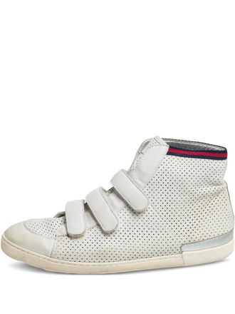 Gucci baskets en cuir à détails de perforations - Gris
