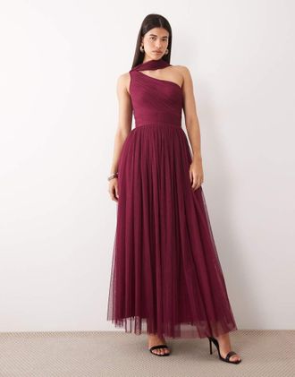 Lace & Beads Linvit&eacute;e robe longue en tulle asym&eacute;trique &agrave; encolure foulard, figue-Rouge