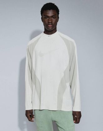 Nike Tech Langarmoberteil mit Swoosh-Logo in Beige-Neutral