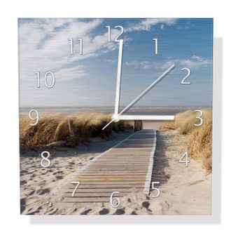 Wallario Design Wanduhr Auf dem Holzweg zum Strand aus Aluverbund, Alu-Uhr Größe 30 x 30 cm, weiße Zeiger mit Metalloptik