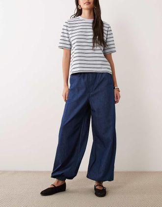Asos Pantalon en denim coupe ballon - D&eacute;lavage fonc&eacute;-Bleu