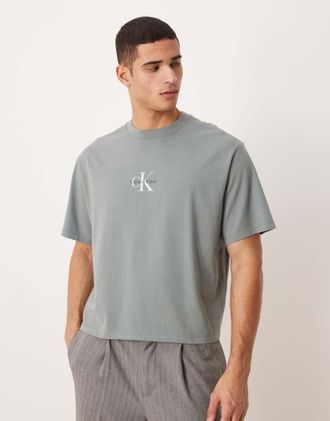 Calvin Klein Jeans Locker geschnittenes T-Shirt im 90er-Stil in verwaschenem Gr&uuml;n mit Monogramm-Logo