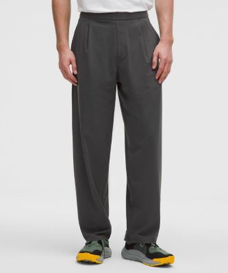 lululemon Daydrift Faltenhose im Relaxed Fit Normale L&auml;nge f&uuml;r M&auml;nner - Gr&ouml;&szlig;e XL in Graphite Grey