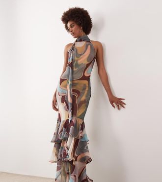 Asos Tall ASOS DESIGN Tall - Chiffon-Neckholder-Maxikleid in Burgunderrot mit abstraktem Muster, Schaldetail, Ringerr&uuml;cken und Godet-Details-Bunt