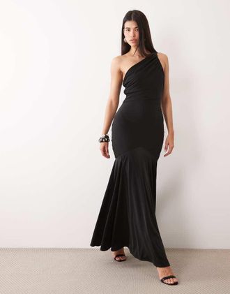 Pretty Lavish Porto robe longue en satin mat &agrave; une &eacute;paule avec col foulard noire