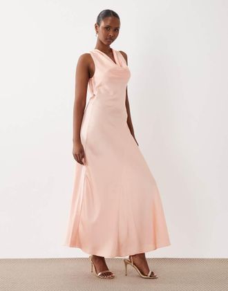 Vila Maxikleid aus Satin in Pfirsich-Parfait mit Wasserfallausschnitt und Neckholder-Tr&auml;ger-Orange
