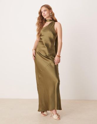 Pretty Lavish Satin-Maxikleid in kräftigem Olivgrün mit Schaldetail am Ausschnitt