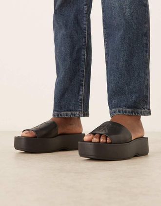 Calvin Klein Jeans - Ledersandalen in Schwarz mit Monogramm und flacher Plateausohle