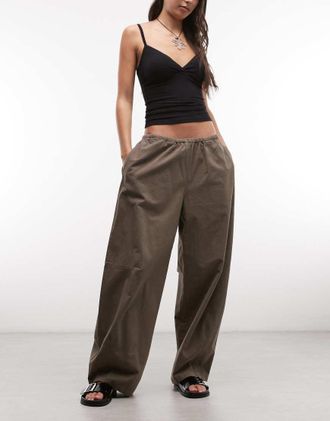 Weekday Pantalon parachute coupe bouffante - Taupe-Brown