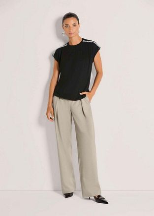 Madeleine Kurzarmshirt Legeres Basic-Shirt mit Kurzarm, Rundhals Viskose-Oberteil mit Perlen-Details, &uuml;berschnittene Schultern