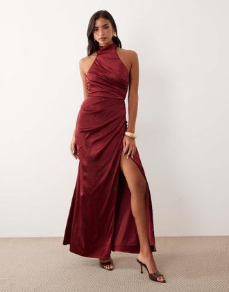 Tfnc Bridesmaid - Maxikleid aus Satin in Burgunderrot mit Neckholder und Zierfalten