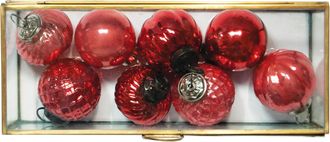 Creative Co-op Creative Co-Op Gepr&auml;gte Quecksilber-Glasornamente in Messing- und Glasvitrine, Rot