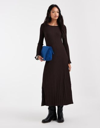 Vero Moda Premium robe longue c&ocirc;tel&eacute;e &agrave; manches longues et col bateau marron chocolat