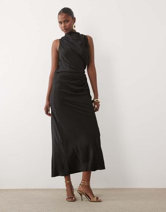 Asos Robe longue en satin pliss&eacute; avec encolure montante et corsage fronc&eacute; - Noir