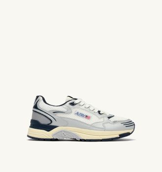 Autry SNEAKERS HYPERWAY AUS KUNSTLEDER UND MESH IN WEISS, SILBER UND SPACE