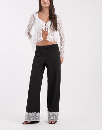Asos Pantalon ajust&eacute; &agrave; taille basse avec ourlet en dentelle - Noir