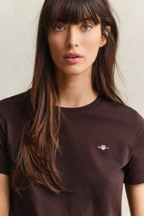 GANT T-Shirt REG SHIELD KA T-SHIRT mit einer kleinen aufgestickten Wappen-Grafik auf der Brust