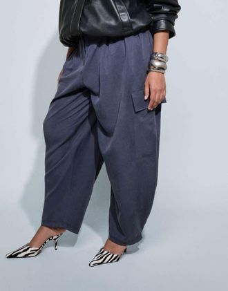 Asos Curve ASOS DESIGN Curve - Weiche Cargo-Ballonhose in Marineblau mit G&uuml;rtel-Navy