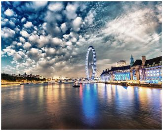 Wallario Poster - N&auml;chtliches Lichterspiel in Premiumqualit&auml;t, Gr&ouml;&szlig;e: 40 x 50 cm