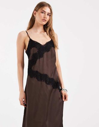 Pieces Robe longue en satin &agrave; bretelles fines et bordures dentelle - Marron chocolat