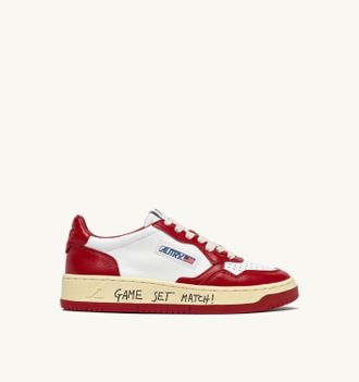 Autry BASKETS MEDALIST LOW EN CUIR BLANC ET ROUGE AVEC LETTERING