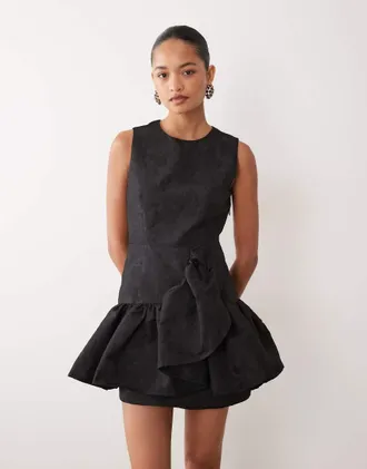 Sister Jane Sister Jane Exklusiv: Jacquard-Minikleid mit R&uuml;schen und rautenf&ouml;rmigem R&uuml;ckenausschnitt in Schwarz