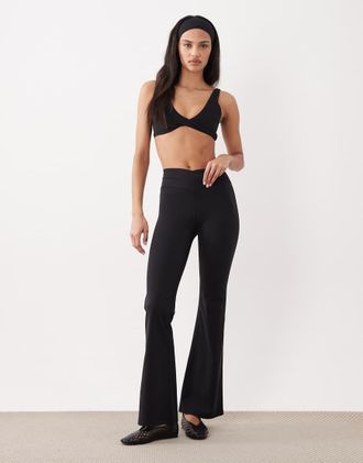 Tala DayFlex - Pantalon de yoga 30 pouces &eacute;vas&eacute; &agrave; taille haute crois&eacute;e - Noir