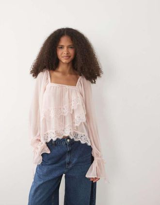 Miss Selfridge Chiffon- und Spitzenbluse in Babyrosa-Wei&szlig;