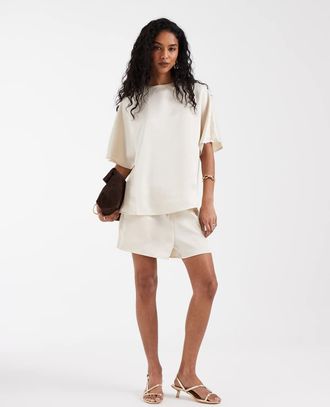 Pretty Lavish Satin-T-Shirt in Cremewei&szlig;