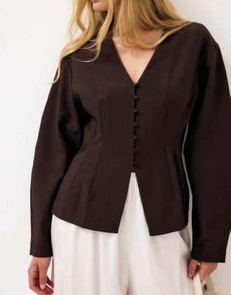NA-KD taillierte Bluse mit Knopfleiste vorne in Braun