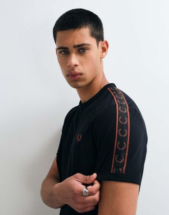 Fred Perry T-Shirt mit Kontraststreifen und Kontrastkragen in Schwarz