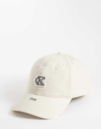 Calvin Klein Jeans - Kappe aus Canvas in Creme mit ausgefranstem Logo-Neutral