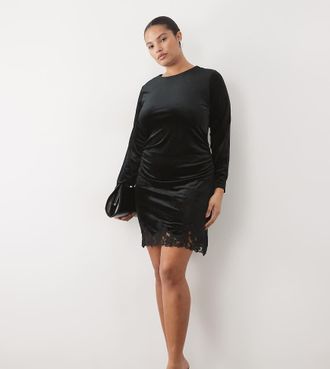 New Look Plus New Look Curve Minikleid aus Samt mit Spitzenbesatz und langen &Auml;rmeln in Schwarz