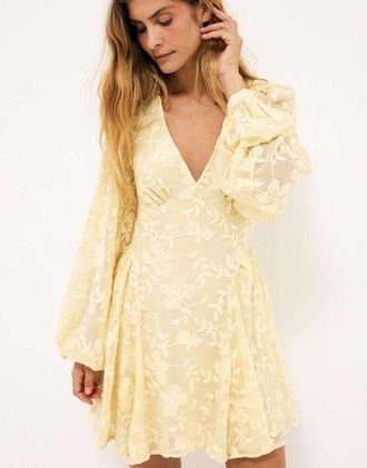 NA-KD Lang&auml;rmliges Chiffon-Minikleid in Gelb mit Stickerei