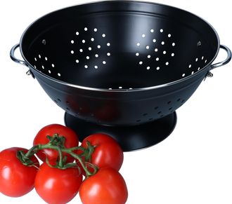 MamboCat Retro-Seiher 27,5 cm | Retro Küchensieb mit Griffen & Standfuß | Schwarz lackiertes Abtropfsieb aus Stahl für Nudeln, Gemüse & Obst