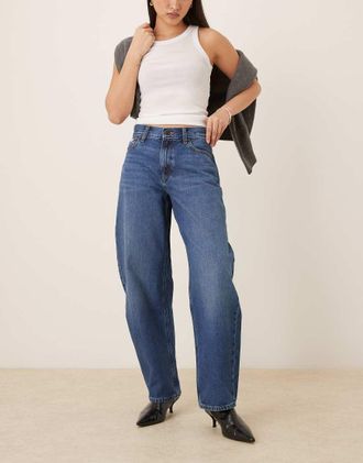 Calvin Klein Jeans Locker geschnittene Jeans in mittelblauer Waschung mit abgerundetem Beinschnitt