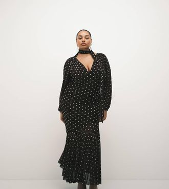 Pretty Lavish Curve Pretty Lavish Plus - Robe &agrave; pois longue en mousseline avec col V et d&eacute;tail foulard - Marron-Brown