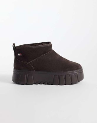 Tommy Jeans Plateaustiefel aus Wildleder in Dunkelbraun
