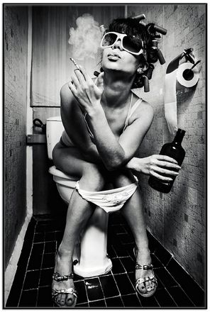 Wallario Black and White Edition - Wandbild Kloparty - Sexy Frau auf Toilette mit Zigarette und Schnaps in Premiumqualität, Poster mit schwarzem Rahmen, Größe:
